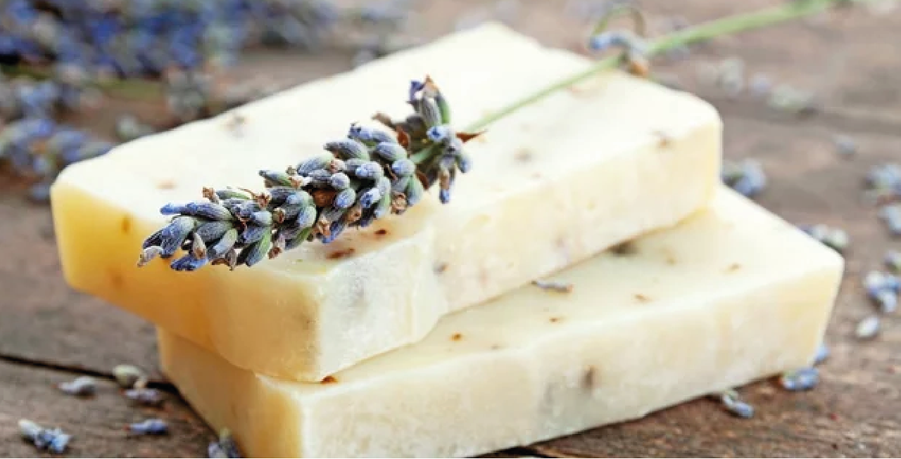 Jak si doma vyrobit voňavé mýdlo - Malujpodlecisel.cz